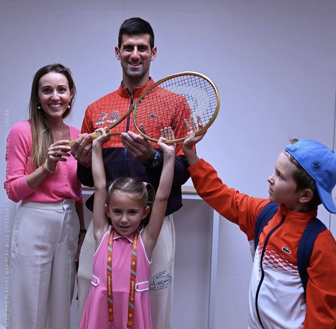 За Новак Ѓоковиќ златен рекет кој тежи осум килограми! (ФОТО) - SPORTM.mk