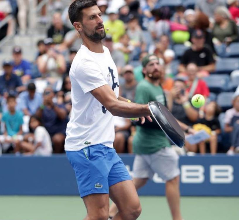 Новак што ти е тоа? На Ѓоковиќ не му треба рекет, може и со тава да ...