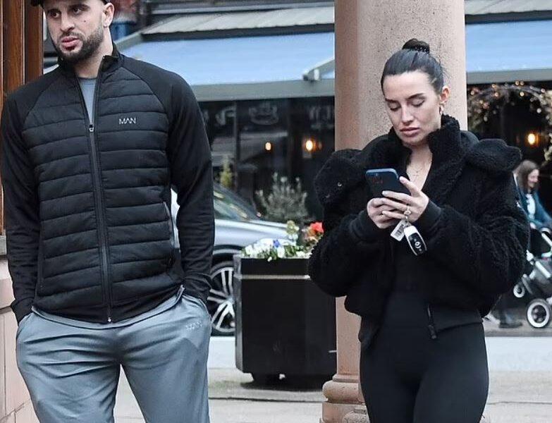 Ѕвездата на Манчестер Сити исфрленa од дома од неговата сопруга по серијата секс скандали ...